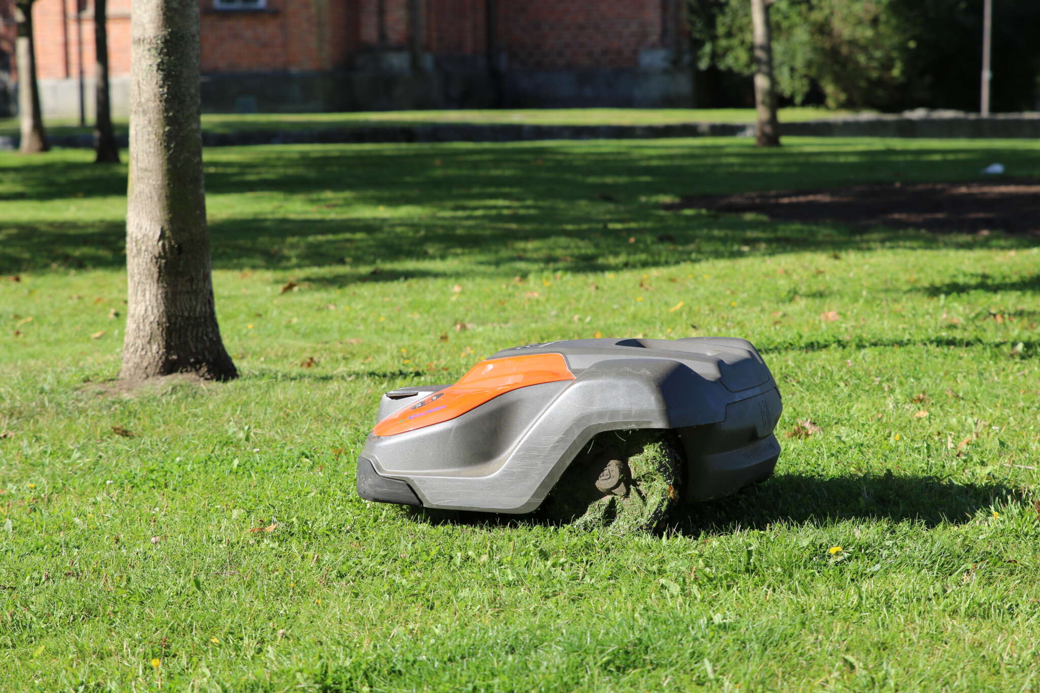 Robotic lawnmowers on trial in city green areas | Vaasa